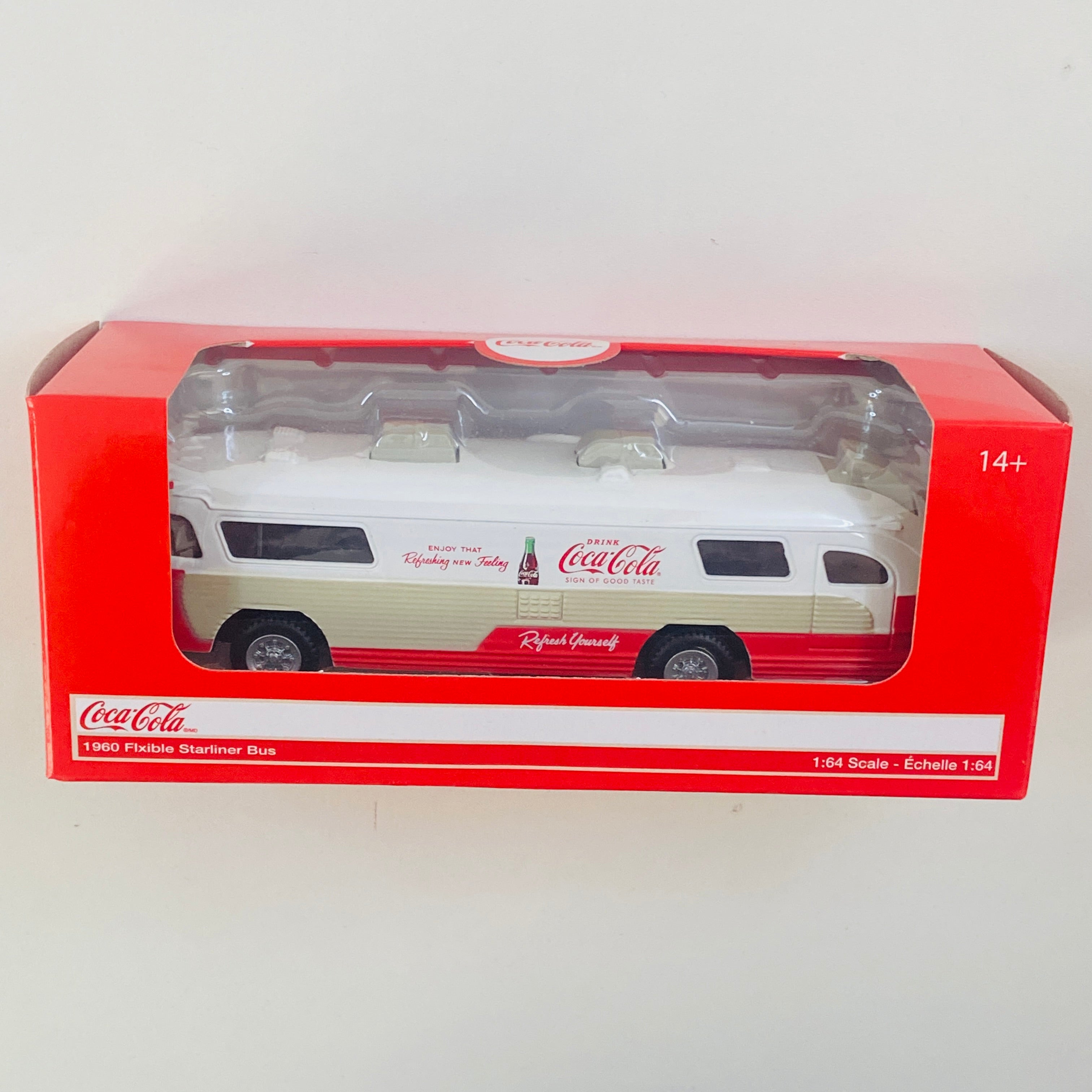 2021 Motor City 1:64 Coke Coca Cola 1960 Flxible Starliner Bus blanco