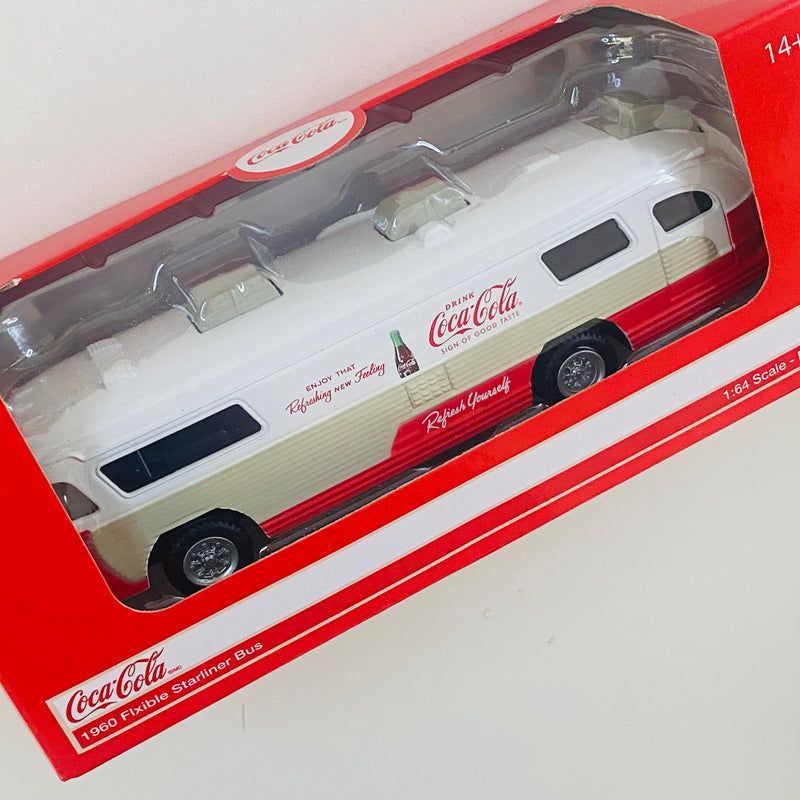 2021 Motor City 1:64 Coke Coca Cola 1960 Flxible Starliner Bus blanco