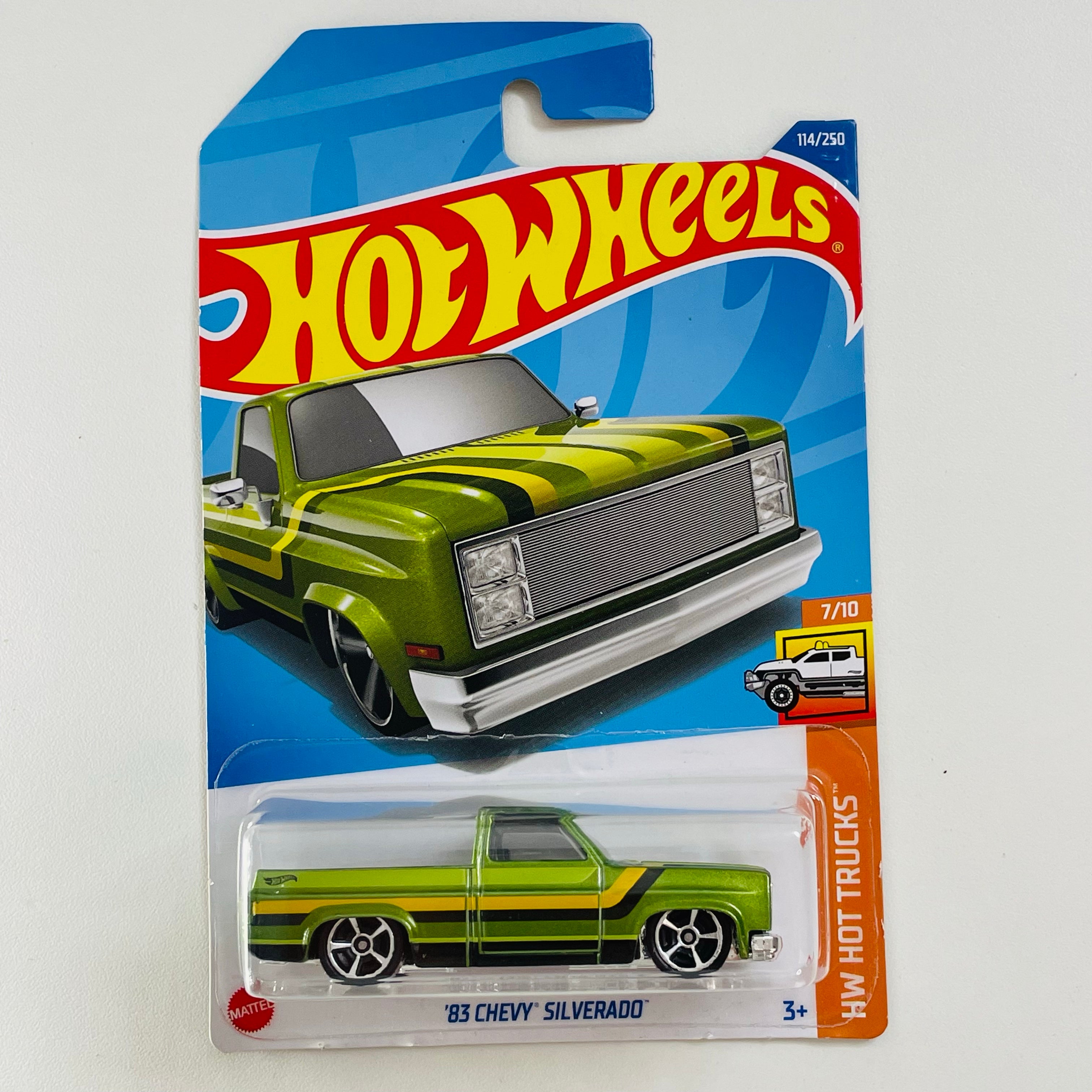 2022 Hot Wheels HW Hot Trucks 83 Chevy Silverado verde metálico MC5