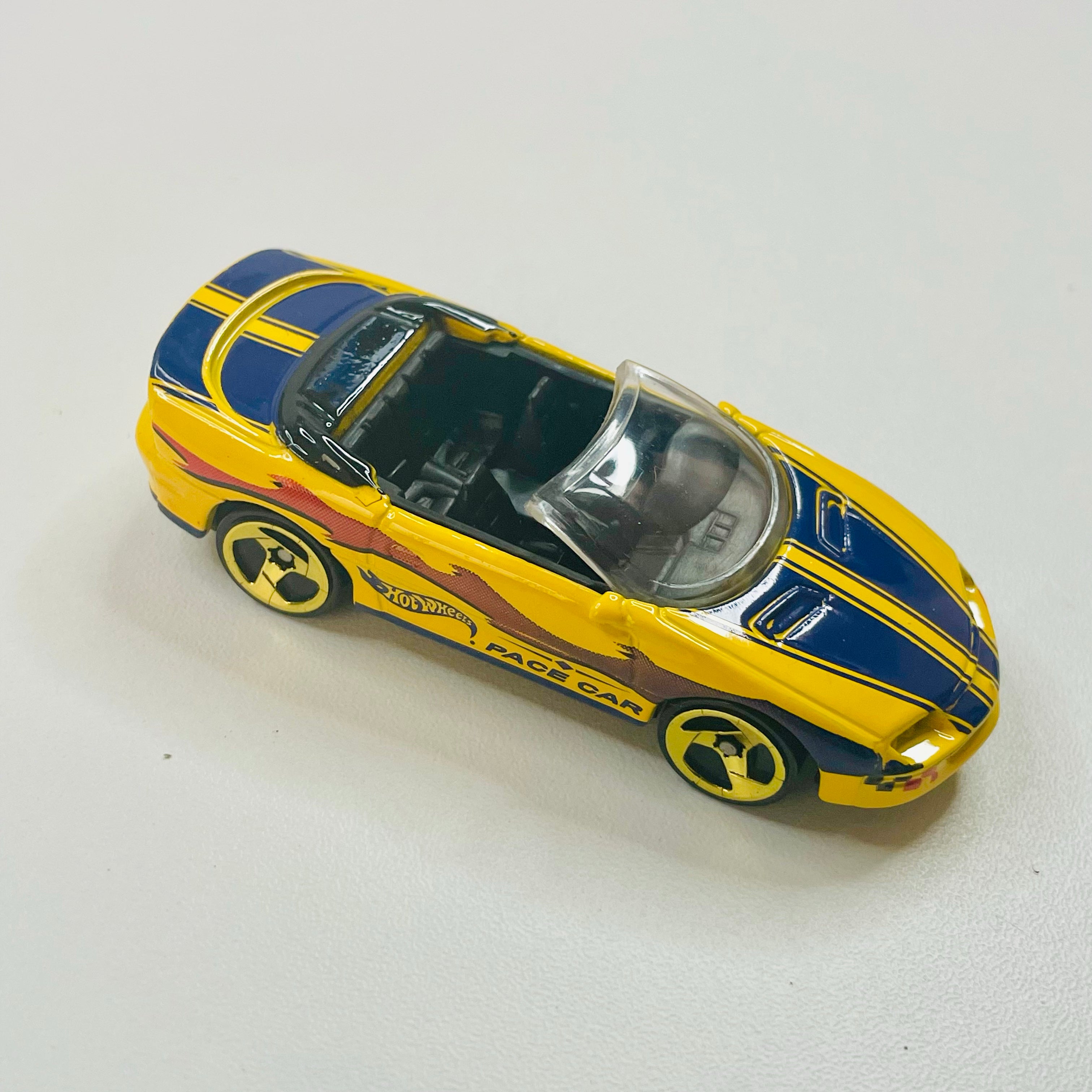 2000 Hot Wheels 95 Camaro Convertible 141 amarillo 3SP - Loose